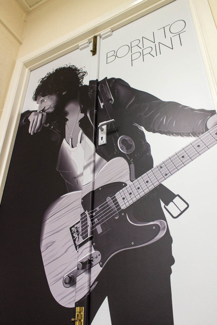 Bruce Springsteen keeps a watchful eye on Adverset Display | Adverset